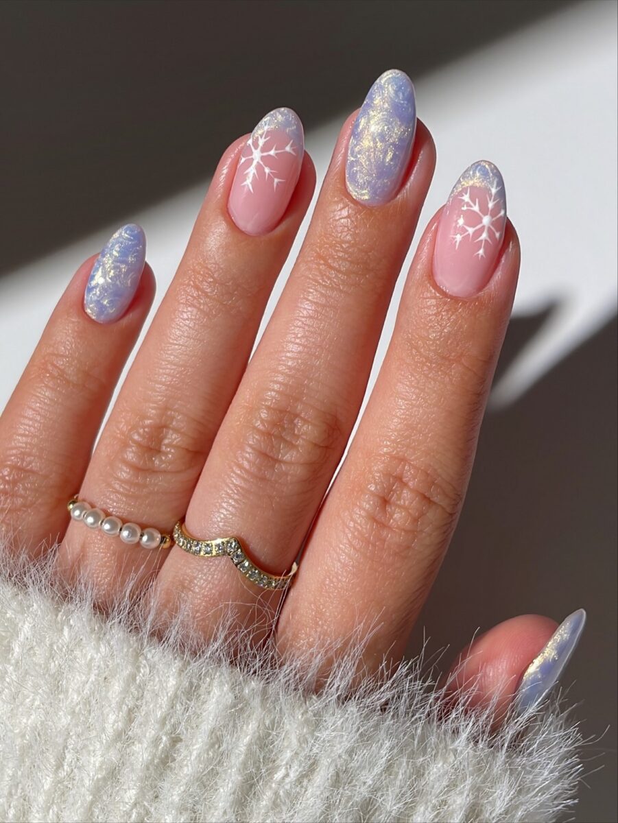 Сияющий френч на Новый год 2027: главный маникюр сезона